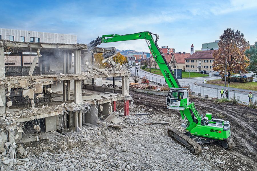 Show of strength for the 830 Sennebogen demolition machine | Recycling ...