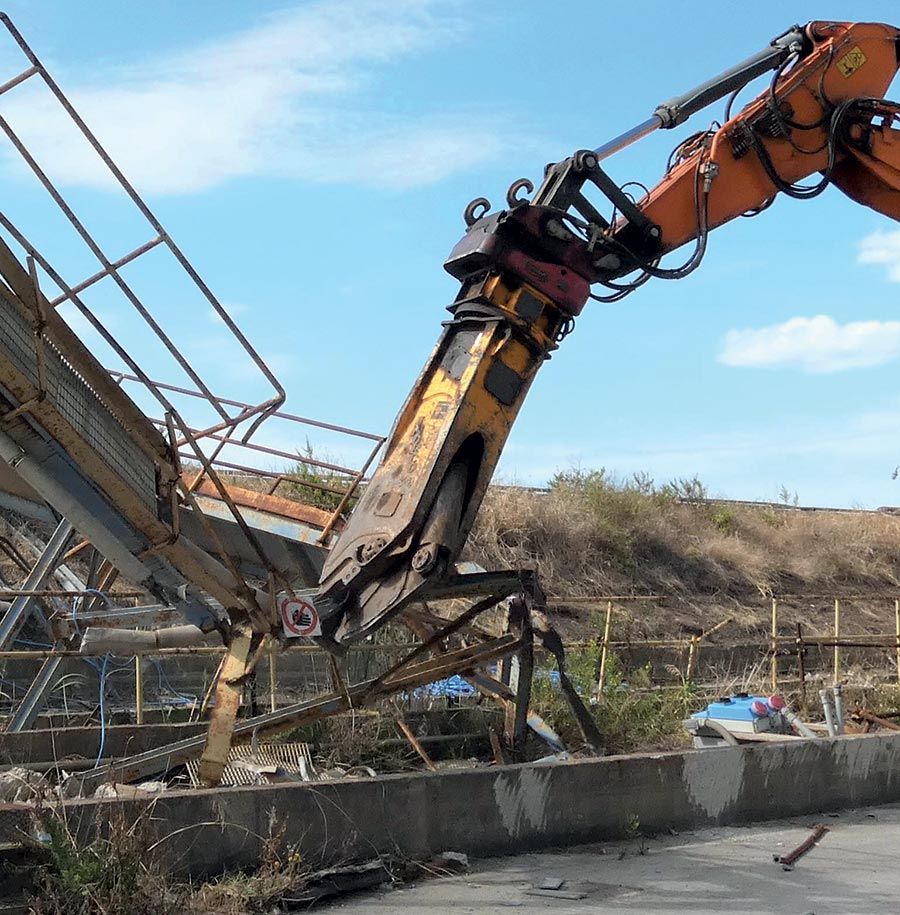 Two Indeco shears for decommissioning the former Enel plant in Piombino ...